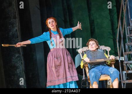 l-r: Anna Devin (Gretel), Anna Stephany (Hansel) in HANSEL AND GRETEL ...
