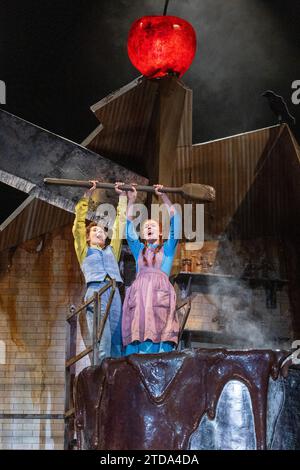 l-r: Anna Stephany (Hansel), Anna Devin (Gretel) in HANSEL AND GRETEL ...