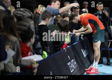 Jack Draper signs autographs on day seven of the cinch Championships at ...
