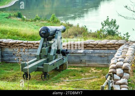 Canon battlement along the Cumberland River running through Fort ...