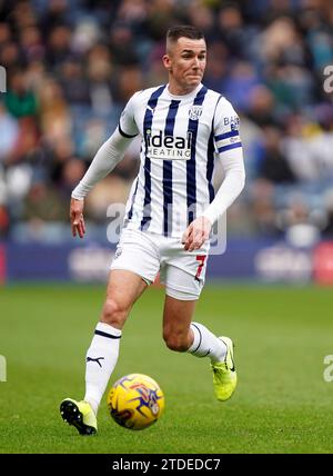 Jed Wallace #17 of West Bromwich Albion looks dejected during the Sky ...