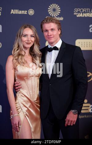 Jacob Schopf (Kajak Vierer) mit Freundin Emily Schilf auf dem roten ...