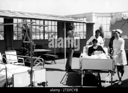 CLINT EASTWOOD RENI SANTONI and LYN EDGINGTON on set location candid ...