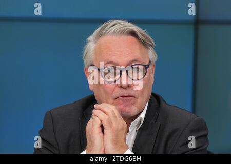 Potsdam, Germany. 18th Dec, 2023. A magpie and a lead (back) swim ...