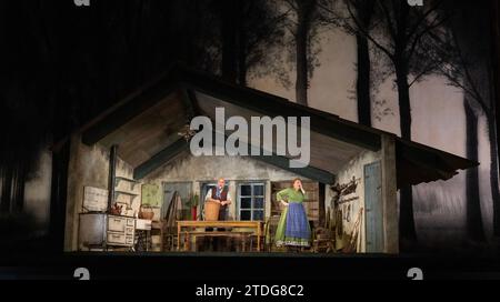 Darren Jeffery (Peter), Susan Bickley (Gertrud) in HANSEL AND GRETEL at ...