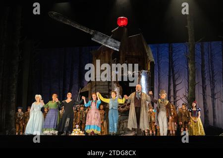 Darren Jeffery (Peter), Susan Bickley (Gertrud) in HANSEL AND GRETEL at ...
