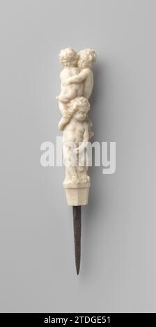Cutlery with children playing, Anonymous, 1675 - 1700 Over a stump ...