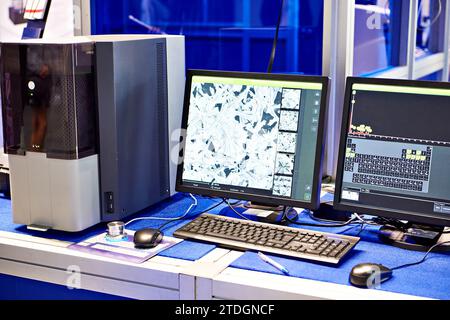 Scanning electron microscope with EMF microanalysis Stock Photo - Alamy