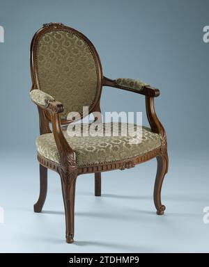 Women's legs on chair Stock Photo - Alamy