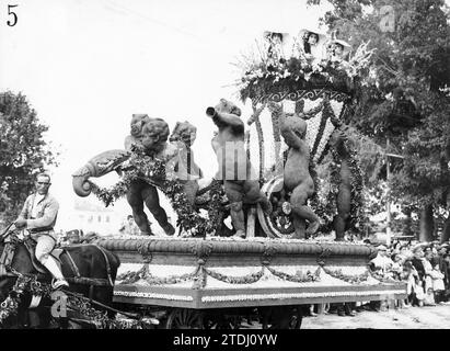 07/31/1922. Valencia. The Battle of Flores float Presented by the Fine ...