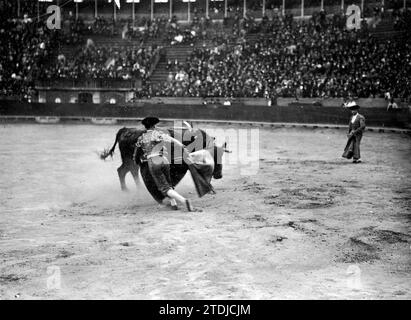 03/16/1913. Valencia, -bullfight on March 16. Larita Entering to kill ...