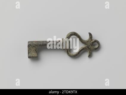 Pipe key, c. 1400 - c. 1950 Pipe key whose handle consists of a winch ...
