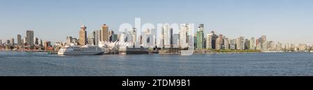 Cruise ship dock at Vancouver pier Stock Photo - Alamy