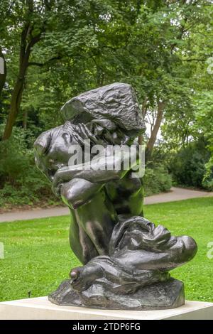 Kunstwerk Auguste Rodin: Gefallene Karyatide trägt ihren Stein ...
