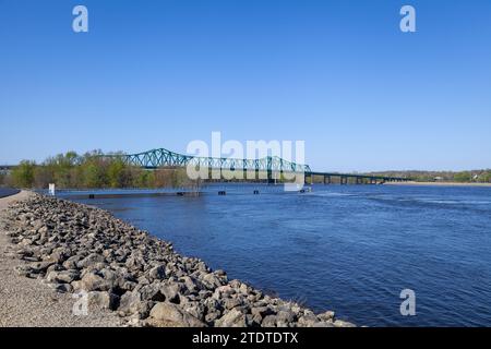 Steep bridge crossing the Mississippi River Stock Photo - Alamy