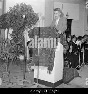 Man standing behind a lectern speaking ca. 1950 Stock Photo - Alamy