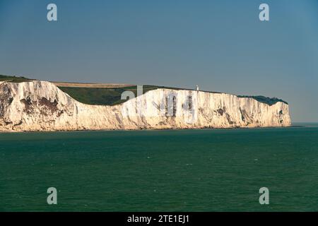 Die Kreidefelsen von Dover und der South-Foreland-Leuchtturm am ...