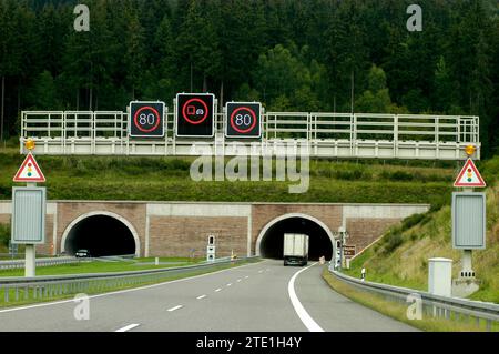 Signalanlage vor einem Tunnel , Autobahn A71, Deutschland, BLF ...