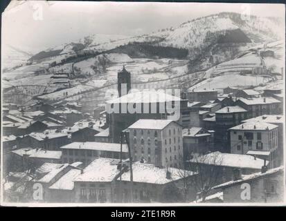 12/31/1919. Picturesque view of the city of Eibar at the foot of Mount ...