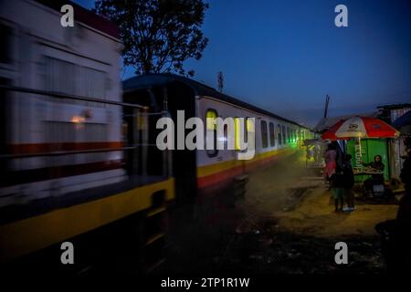 The late evening Nairobi to Kisumu passenger train drives past Kibera ...