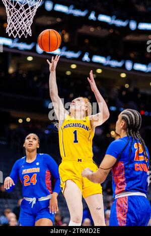 Florida center Ra Shaya Kyle brings up the ball during the first half ...