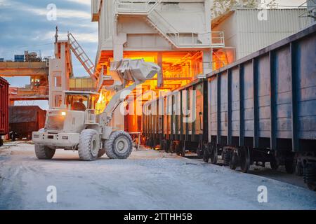 Wheel loader loads limestone into freight gondola cars Stock Photo - Alamy