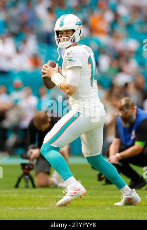 New York Jets quarterback Mike White (5) looks to hand off the ball ...