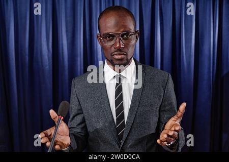 Businessman speaker giving talk on corporate business meeting in ...