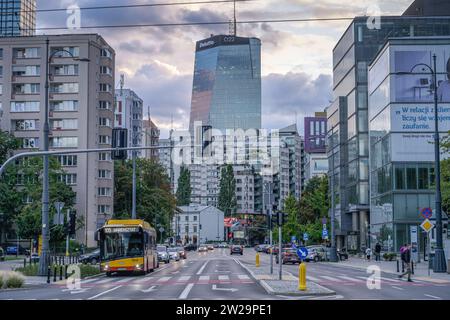 Straßenverkehr, Wohnhäuser, Geschäftsviertel, Hochhaus Q22, Deloitte ...