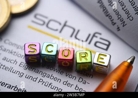 Buchstabenwürfel bilden das Wort Score auf einem Formular der Schufa ...