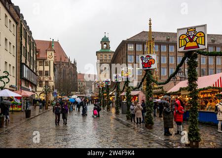 Weihnachtsmarkt auf dem Hauptmarkt mit dem alten Rathaus in Gotha ...