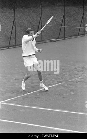 Tennis, Tom Okker in action ca. April 26, 1964 Stock Photo - Alamy