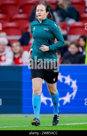 AMSTERDAM, NIEDERLANDE - DECEMBER 20: referee Cheryl Foster looks on ...