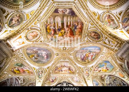 The Tomb of Saint Matthew, Tomba di San Matteo, in the center of the ...