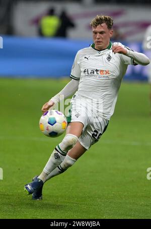 Robin Hack von Borussia. Mönchengladbach gegen. Absgar. Knauff. (li ...