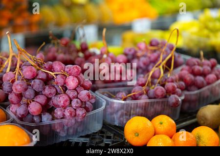Red grapes put on counter in fruit and vegetable market Stock Photo - Alamy