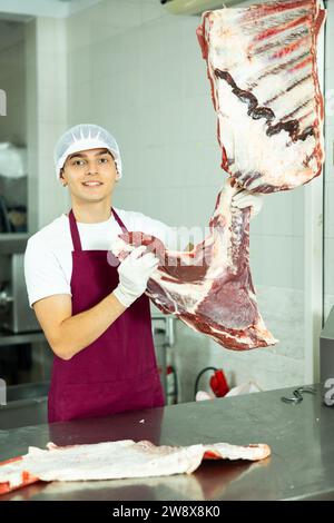 man behind counter prepares Stock Photo - Alamy