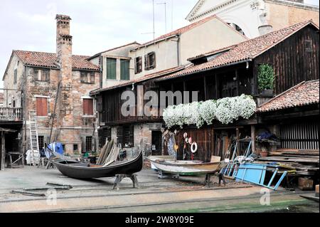 Gondola shipyard at San Trovaso in the Dorsoduro district, Venice ...