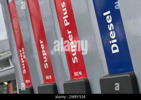 Tankstelle, Zapfsaeule, Treibstoff, Benzin, Diesel, Auto, tanken Stock ...