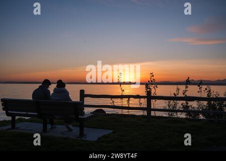 Seattle, USA. 8 Nov, 2023. Golden hour at Myrtle edwards park on ...