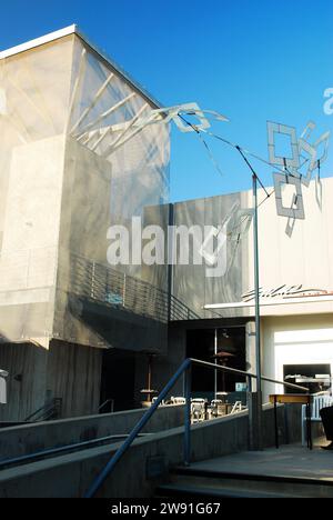 The Edgemar Shopping Center in Santa Monica, designed by Frank Gehry ...
