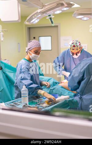 Hospital surgeons performing surgery Stock Photo - Alamy