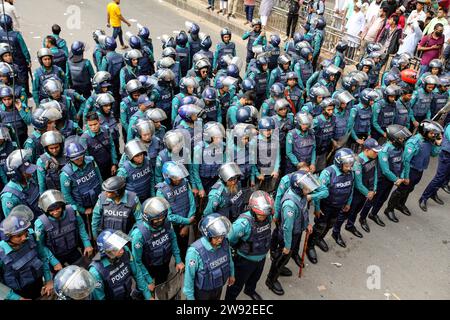 Bangladesch Polizei Bangladeshi police with shields and helmets stands ...
