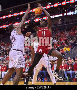 Mississippi State forward Jimmy Bell Jr. (15) shoots as Tennessee guard ...