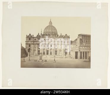 Sint-Pieter and Pietersplein in Rome Stock Photo - Alamy
