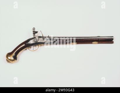Flint gun, c. 1700 - c. 1800 flintlock pistol Flint gun with an iron ...