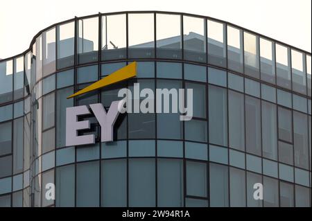 Ghana, Accra, EY office tower GHANA, Accra, EY Ernst and Young Global ...