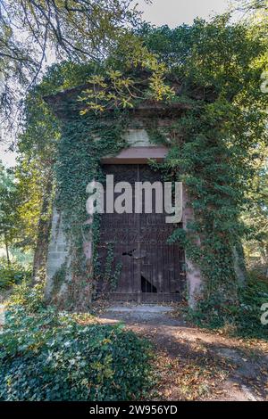 Mausoleum K / Mausoleum der Familie Korck-Schoenfeld with coffins and ...