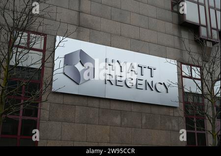 Logo, Schriftzug der Hotelkette Hyatt Regency an der Wand des Hotels ...