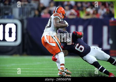 Houston Texans linebacker Denzel Perryman (6) tackles Cleveland Browns ...